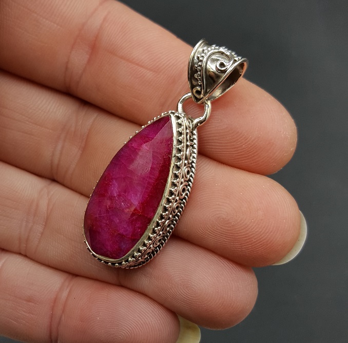 Zilveren hanger met smalle druppelvormige Robijn bewerkte setting ...