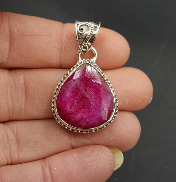 Zilveren hanger brede druppelvormige Robijn bewerkte setting | Verkocht