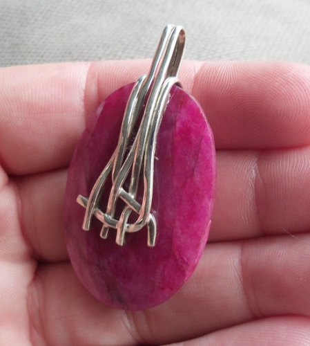 Zilveren hanger gezet met grote facet Robijn | Zilveren Edelsteen Hangers