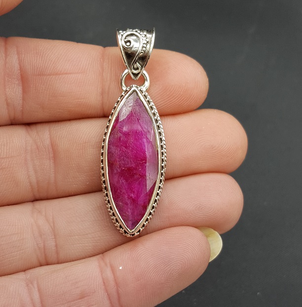 Zilveren hanger met marquise Robijn in bewerkte setting | Zilveren ...