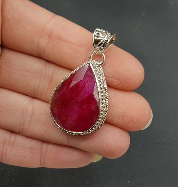 Zilveren hanger met brede druppelvormige Robijn in bewerkte setting ...
