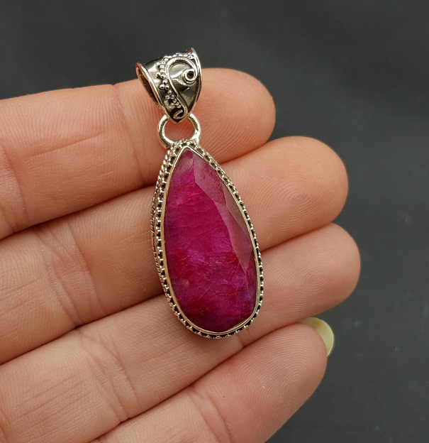 Zilveren hanger met smalle druppelvormige Robijn bewerkte setting ...