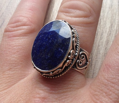 Zilveren edelsteen ring met Saffier in bewerkte setting maat 19 ...